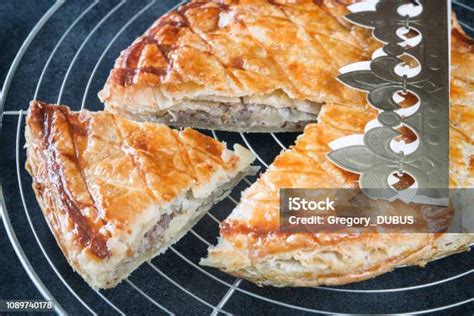 1 월에 있는 축 하에 대 한 전통적인 종이 황금 왕관과 함께 만든 주현절 킹 케이크 프랑스 과자 클로즈업 0명에 대한 스톡 사진 및 기타 이미지 Istock