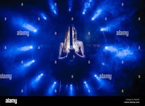 Les Cauchemars Les R Ves Et Les Fantasmes Une Jeune Femme Fille Blonde Nu Entour Par Un