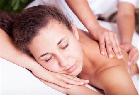 Premium Photo Closeup Of A Young Woman Receiving Back Massage At Spa