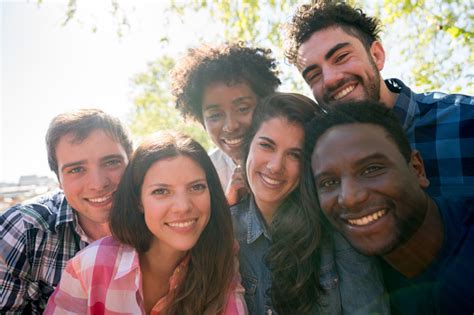 매우 행복 하 고 카메라에 미소를 찾고 친구의 다양 한 그룹의 초상화 다민족 그룹에 대한 스톡 사진 및 기타 이미지 다민족