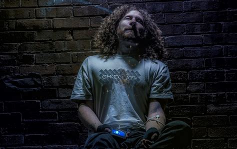 손에 스마트폰을 들고있냐 책을 들고있냐에 따라 인생이 결정된다