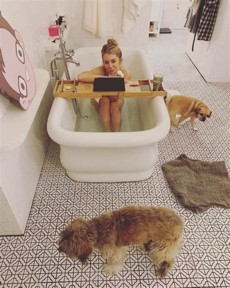 Hot And Sexy Jennifer Holland Photos Thblog