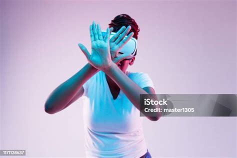 네온 빛에 Vr 안경을 사용 하는 젊은 아프리카 계 미국인 여자 가상현실에 대한 스톡 사진 및 기타 이미지 가상현실 가상현실 시뮬레이터 감정 Istock
