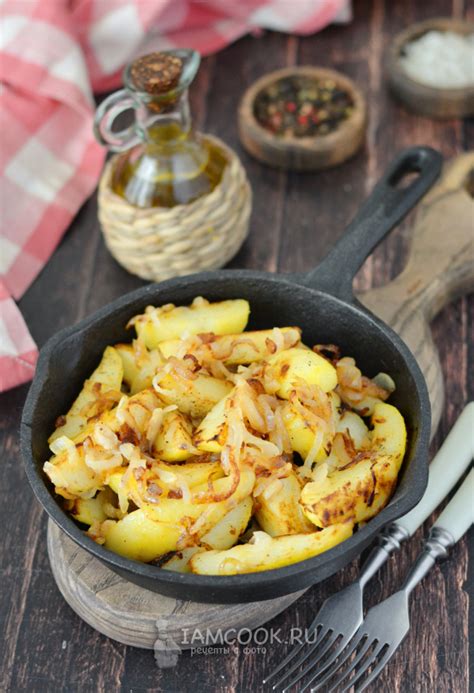 Жареная вареная картошка с луком на сковороде — рецепт с фото пошагово