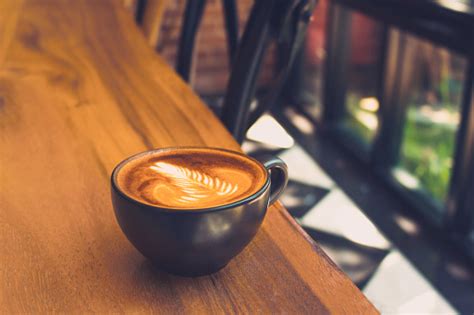 아침 시간에 는 창가 빈티지 카페 스타일에서 빛으로 나무 테이블에 라떼 아트 커피 아침 식사의 커피 머그잔 0명에 대한 스톡 사진 및 기타 이미지 Istock