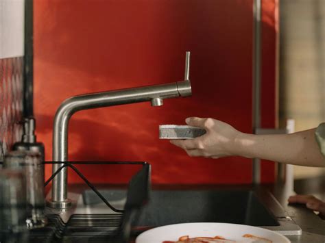 Чому прикмети забороняють мити посуд одразу після їжі