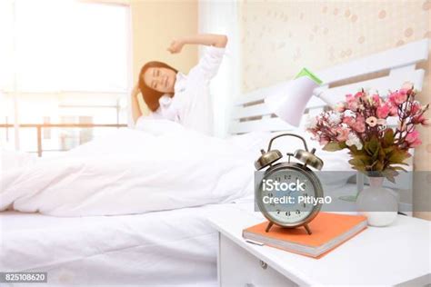 침실은 휴식을 위한 장소입니다 아름 다운 여 자가 침대에서 활동 노트북에 대한 스톡 사진 및 기타 이미지 노트북 무선 기술 사진 이미지 Istock