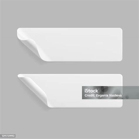 말린 모서리가 있는 흰색 직사각형 스티커가 세팅되었습니다 구겨진 주름이 있는 주름이 있는 흰색 접착제 용지 또는 플라스틱 스티커 라벨을 비릅니다 템플릿 레이블 태그가