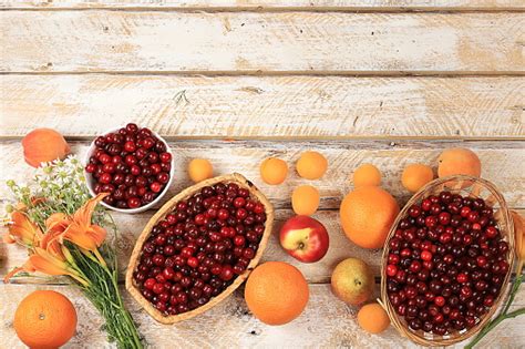 나무 배경에 여름 열매와 과일 소박한 스타일 건강한 자연 식품 개념 재료와 아침 식사 상점 광고 카페 명함 텍스트 장소 초대 0명에 대한 스톡 사진 및 기타 이미지 Istock