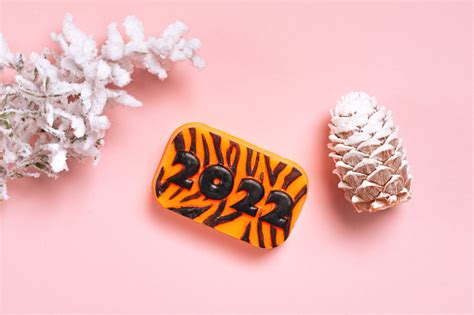 분홍색 배경에 최고 보기 크리스마스와 새해 장식 소나무 콘 만다린 호랑이 2022 플랫 레이 핸드메이드 새해 비누 자마스 장난감 홀리데이 컨셉 선물 수제 비누 2022년에