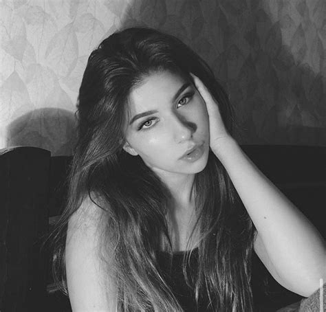 Pin By Fadia On صور بنات اسود و ابيض Long Hair Styles Hair Styles