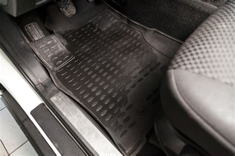 드라이 클리닝 전에 세부 차량에 대한 작업장에서 가스 페달과 브레이크와 검은 고무의 Сar 바닥 매트 자동차 서비스 산업 세단의 인테리어 가속 페달에 대한 스톡 사진 및