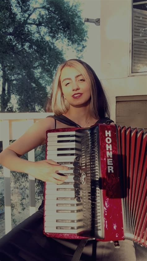 Narges Jajarmi ‎• در یک نیم روز خیلی دوری در عنفوان نوجوانی، وسط یه کتاب فروشی‌ای تو بلوار