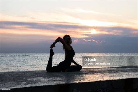 바다에 일출에 요가 분할을하고 아름다운 몸을 가진 인식 할 수없는 세노아르 여자 요가 포즈의 실루엣 건강한 생활방식에 대한 스톡 사진 및 기타 이미지 Istock