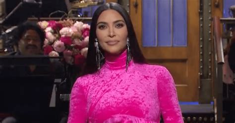 Snl Kim Kardashian Roasts Kanye West And Her Siblings In Opening
