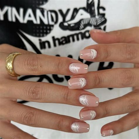 Ставим лайк 10 нежных маникюров на короткие ногти на зиму 2025 Thegirl