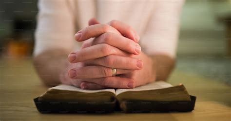 알아볼 수 없는 젊은이가 기도하고 바닥에 무릎을 꿇고 성경을 손에 얹고 있다 닫다 사진 Unsplash의 성서 이미지