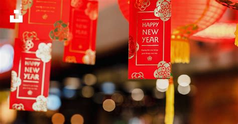 천장에 매달린 빨간 종이 등불 그룹 사진 Unsplash의 무료 중국 설날 이미지