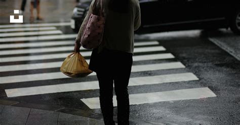 우산을 들고 받침대 차선에 서 있는 여자 사진 Unsplash의 무료 거리 사진 이미지