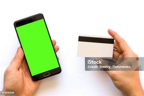 온라인 지불 플라스틱 카드 스마트폰 녹색 스크린 크로마 키 합성 및 금융에 대한 스톡 사진 및 기타 이미지 금융 남자 남자 사업가 Istock