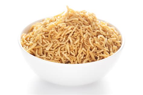 병아리콩이나 그램 가루 로 만든 흰색 세라믹 그릇에 짠 비행기 부지아 0명에 대한 스톡 사진 및 기타 이미지 0명 강황 건강한 식생활 Istock