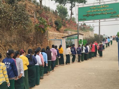 ပင်လောင်းမြို့နယ်တွင် တက္ကသိုလ်ဝင်စာမေးပွဲ ဓာတုဗေဒဘာသာရပ်ကို ကျောင်းသား