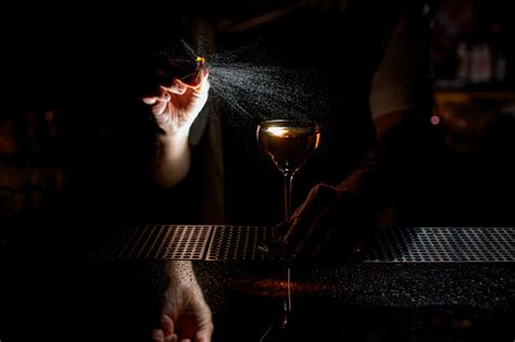 갈색 알코올 음료에 스프레이 전문 남성 바텐더 오렌지 제스트 주스와 어둠 속에서 각얼음에 대한 스톡 사진 및 기타 이미지 각얼음 갈색 강철 Istock