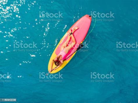 조용한 푸른 바다에 스탠드 패들 보드에 매력적인 여자 열대 바다에서 서핑을 즐기다 관능에 대한 스톡 사진 및 기타 이미지 관능 낮 노 Istock