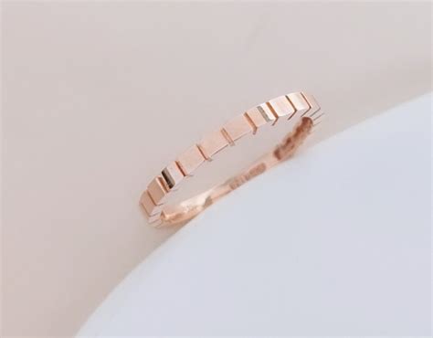 런던주얼리 정교한 링의 디테일이 돋보이는 14k 큐브링 반지 큐브가 나열된듯한 링이 고급스러운 디자인의 반지에요 슬림 라인으로 단품 또는 다른 반지와 레이이어드 해도