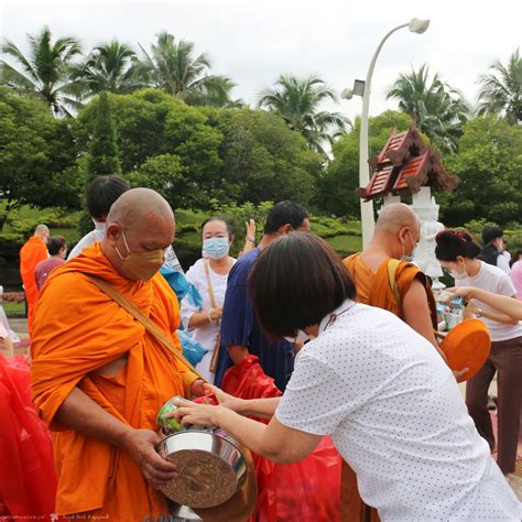 สืบสานประเพณีตักบาตรเทโวโรหณะ เนื่องในวันออกพรรษา