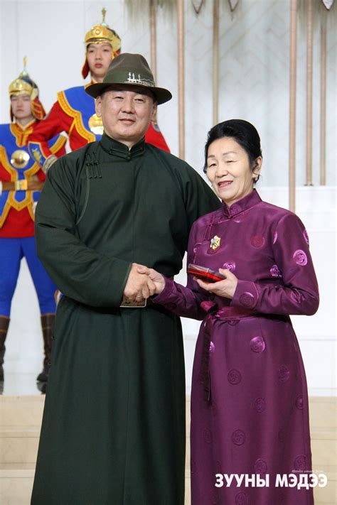 Фото Хөдөлмөрийн баатар хоёр Ардын цолтон дөрөв төрлөө