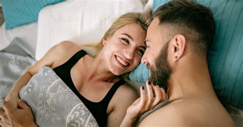 How To Use Lube Types Ways To Use Lubricant With Condom Sirona