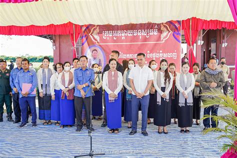 ពិធីសំណេះសំណាល និងប្រគល់អំណោយជូនប្រជាពលរដ្ឋដែលមានជីវភាពខ្វះខាត នៅស្រុកភ្នំព្រឹក និងស្រុកសំពៅលូន