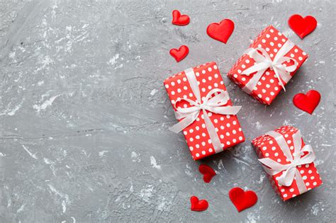 발렌타인 데이 구성 배경 활과 심장빨간 선물 상자 크리스마스 선물 위에서 볼 수 있습니다 홀데이 인사말 카드 밸런타인데이에 대한 스톡 사진 및 기타 이미지 Istock