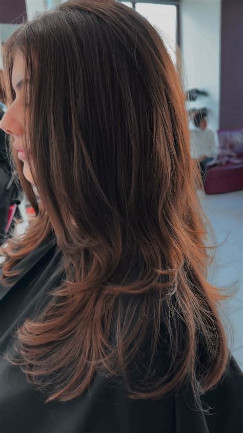 Butterfly Haircut Este Una Dintre Tunsorile Anului Aceasta Se Poate Realiza Atat Pe Un Par