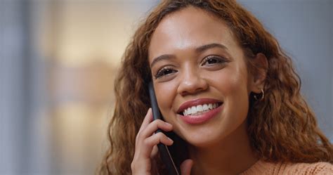 흑인 여성 스마트 폰 통화 및 행복한 의사 소통 고객과 이야기 음성 메시지 및 뷰티 접수 원을들을 듣는 아프리카 소녀 온라인 대화 모바일 기술 및 클라이언트 지원 사람