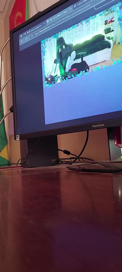 Girl Streamer Peeing Mic On