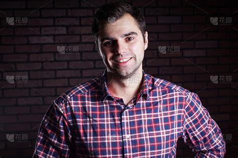 一个穿着格子衬衫的可爱有趣的年轻人的肖像