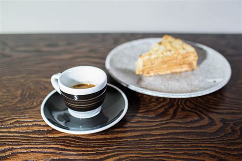 테이블에 회색 접시클로즈업에 에스테르헤이즈 케이크 한 조각과 에스프레소 한 잔 0명에 대한 스톡 사진 및 기타 이미지 0명 갈색 고급 요리 Istock