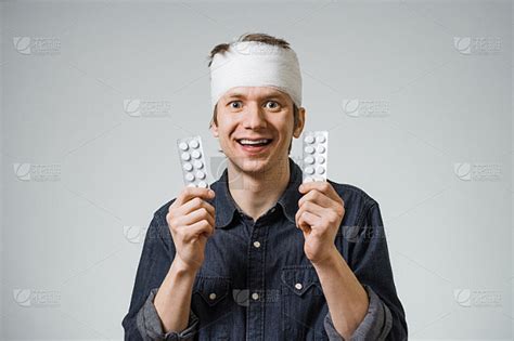 头上缠着绷带的人