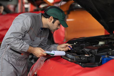 자동차 손상 깨진 부품 상태를 확인하는 자동차 정비사 차고 자동차에서 차량 진단 및 수리 자동차 관리 점검 및 고정 및 서비스 보험의 개념 30 34세에 대한 스톡 사진 및