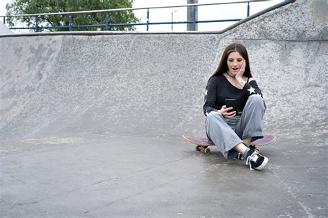 스케이트 보드에 앉아 스케이트 파크에서 휴대 전화를보고있는 여성 20 29세에 대한 스톡 사진 및 기타 이미지 20 29세 Practice Drill 건강한 생활방식