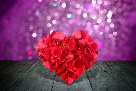 보케와 나무 갑판 테이블에 장미 꽃잎으로 만든 심장 모양발렌타인 조성 개념 기호에 대한 스톡 사진 및 기타 이미지 개념 기호 꽃잎 널판지 Istock