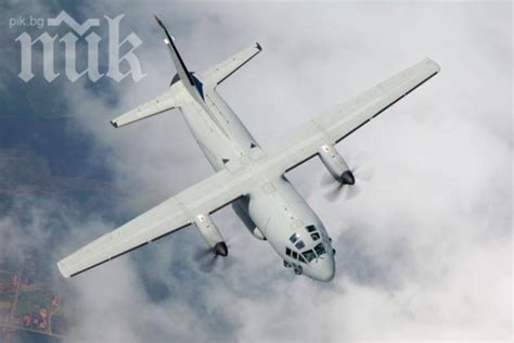 Пътнически самолет кацна аварийно след сблъсък с ято птици Информационна агенция ПИК