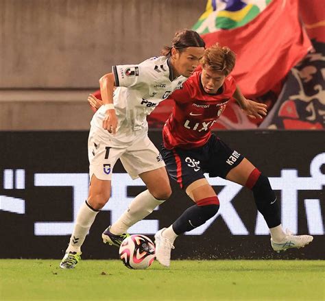 ＜鹿島・g大阪＞前半、宇佐美（左）と競り合う濃野（撮影・篠原岳夫） スポニチ Sponichi Annex サッカー