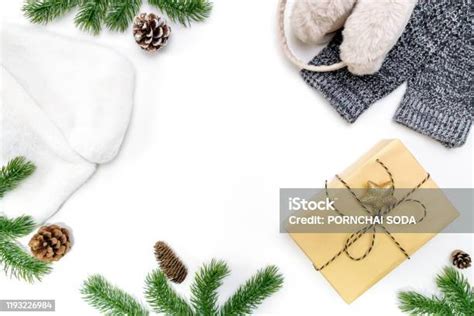 크리스마스 겨울 구성입니다 소나무 콘 흰색 배경에 전나무 가지와 크리스마스 선물 상자 플랫 레이 상단 보기 복사 공간 0명에 대한 스톡 사진 및 기타 이미지 Istock