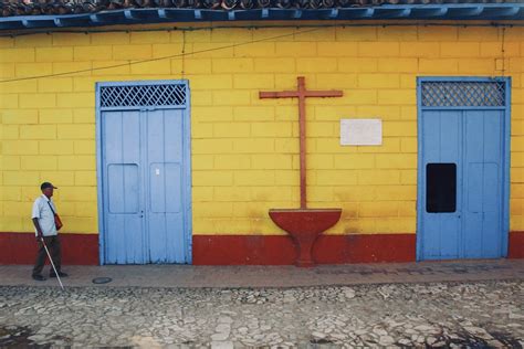 거리 거리 사진 건물 외장 건축 걷고 있는 걷는 사람 관광 국제 적십자사 남자 낮 노란 벽 도시 걷기 도시 경관 도시 전경 도시 풍경 도시의 삶