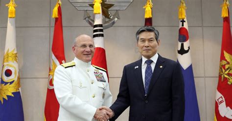 악수하는 국방부장관과 미 해군참모총장