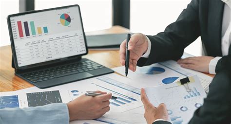 Business People Consulting 회의 및 브레인스토밍 새로운 비즈니스 프로젝트 금융 투자 사무실에서 그래프 차트와 컴퓨터를 사용합니다 경영자에 대한 스톡