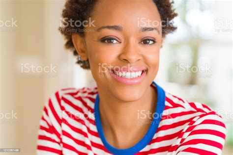아름다운 젊은 아프리카 계 미국인 여자 미소 자신감 에 카메라 보여주는 치아 건강한 생활방식에 대한 스톡 사진 및 기타 이미지 건강한 생활방식 곱슬 머리 긍정적인